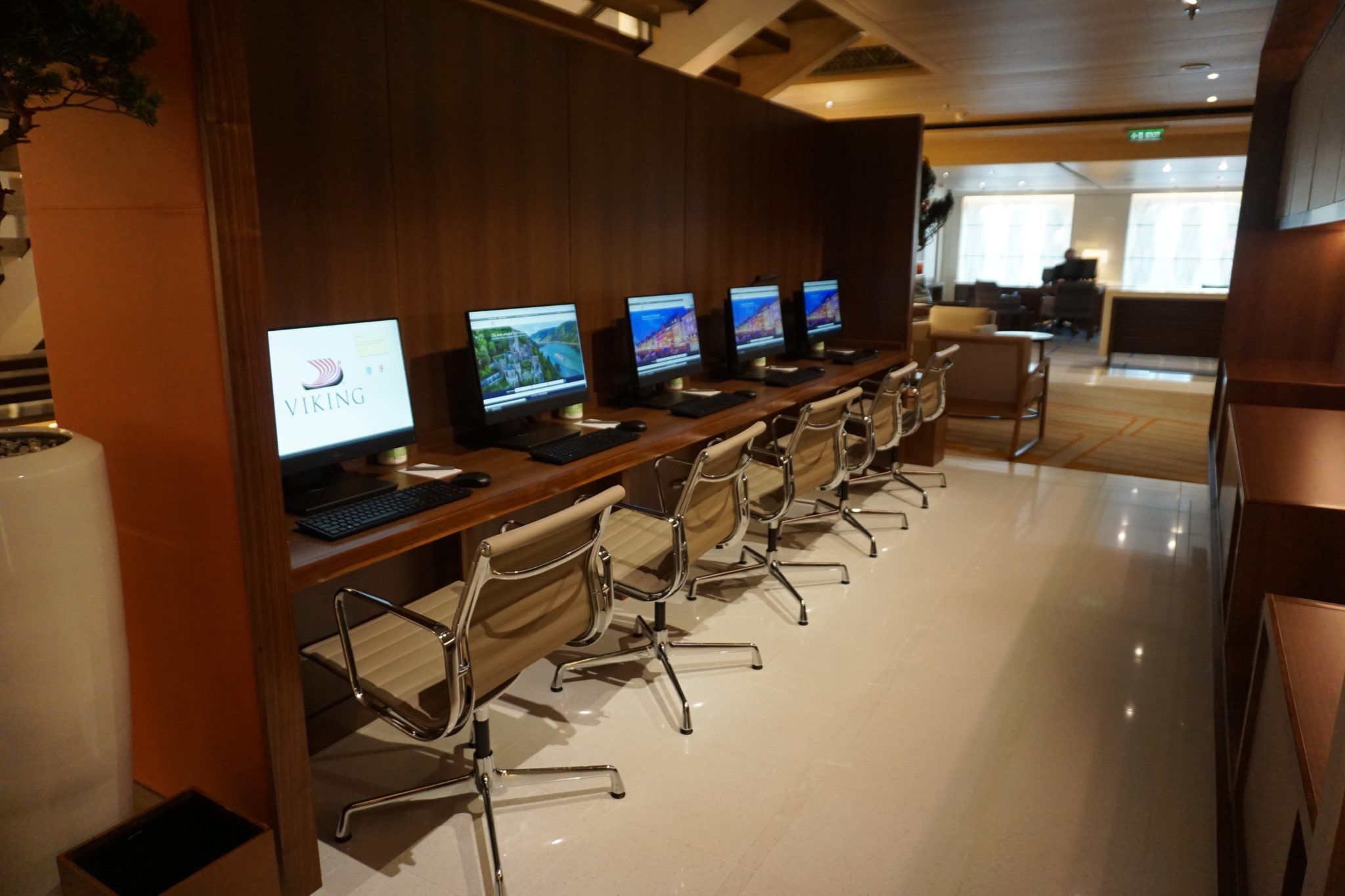 A 2026 Guide to Cruise Ship Internet and WiFi